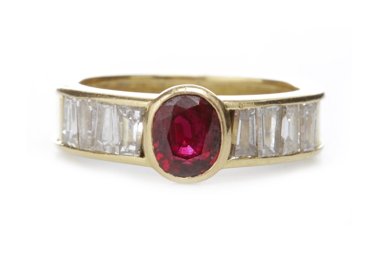 Lot 121 - EIGHTEEN CARAT GOLD RED GEM AND DIAMOND RING