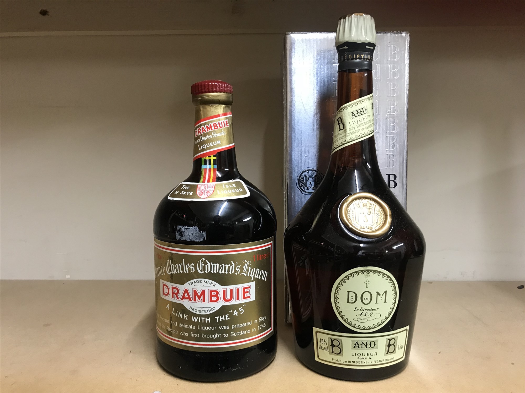 lot-35-dom-b-b-liqueur-drambuie-one-litre-bottles