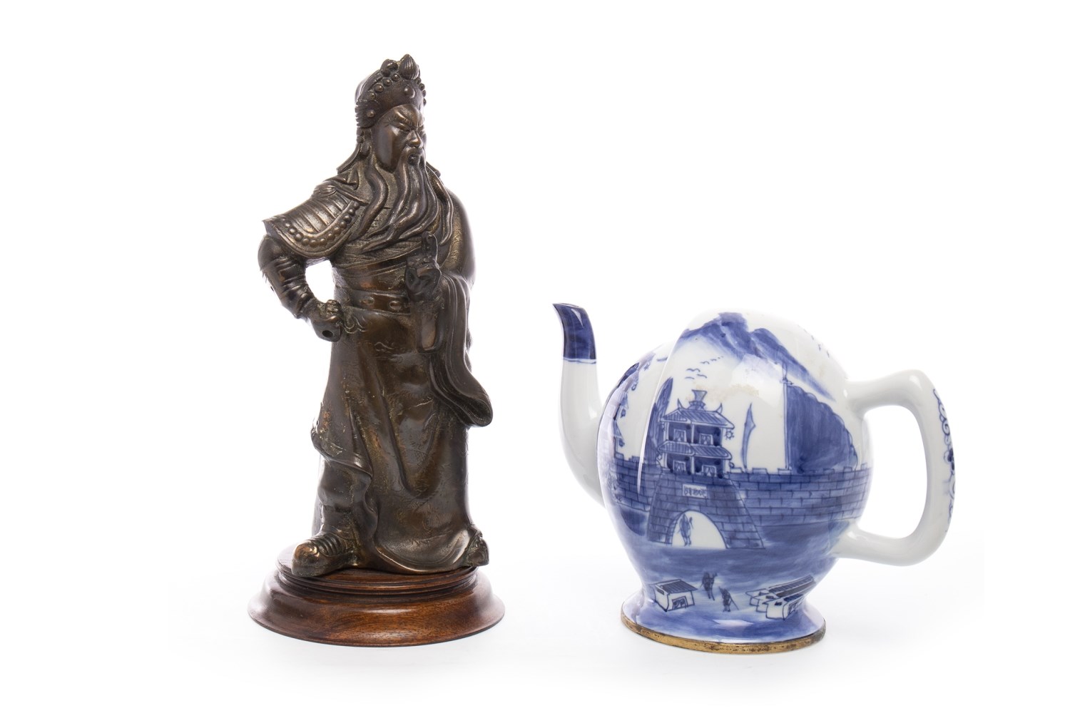 Lot 958 - A CHINESE CADOGAN TYPE WINE POT AND A