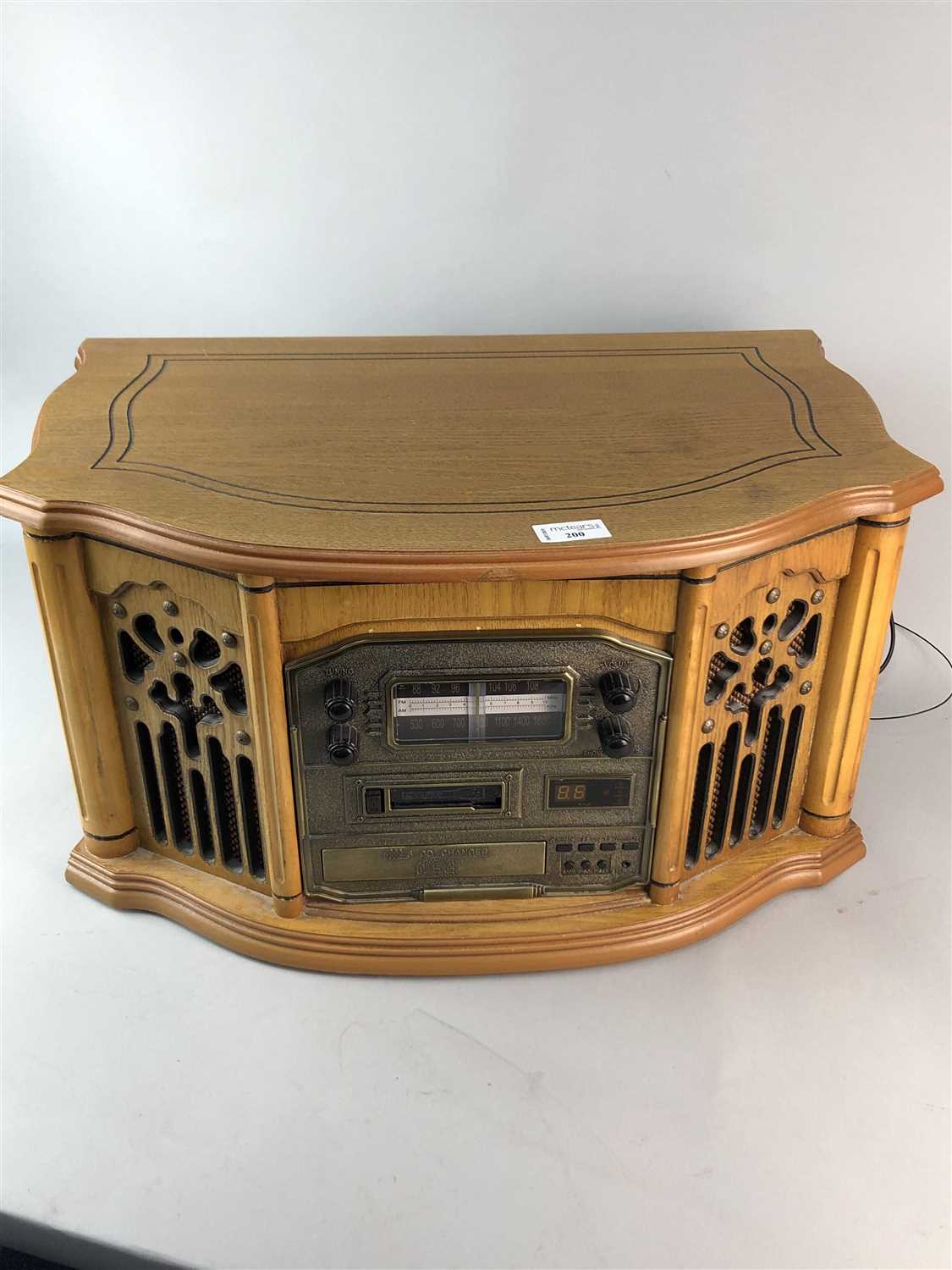 Lot 200 - A RETRO RADIO/CD PLAYER