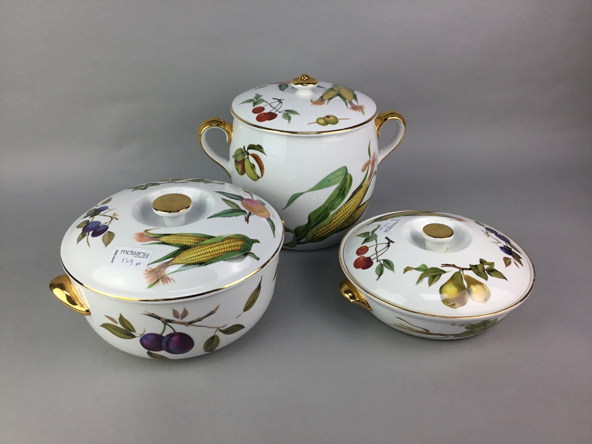 Lot 129 - A LOT OF ROYAL WORCESTER EVESHAM PATTERN