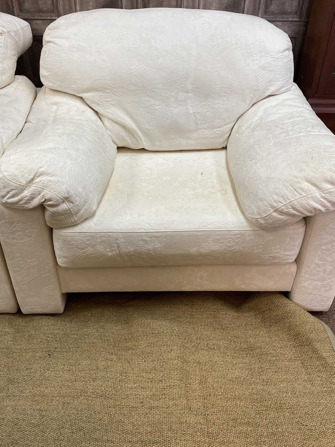 Lot 138 - A CREAM FABRIC LOUNGE SUITE