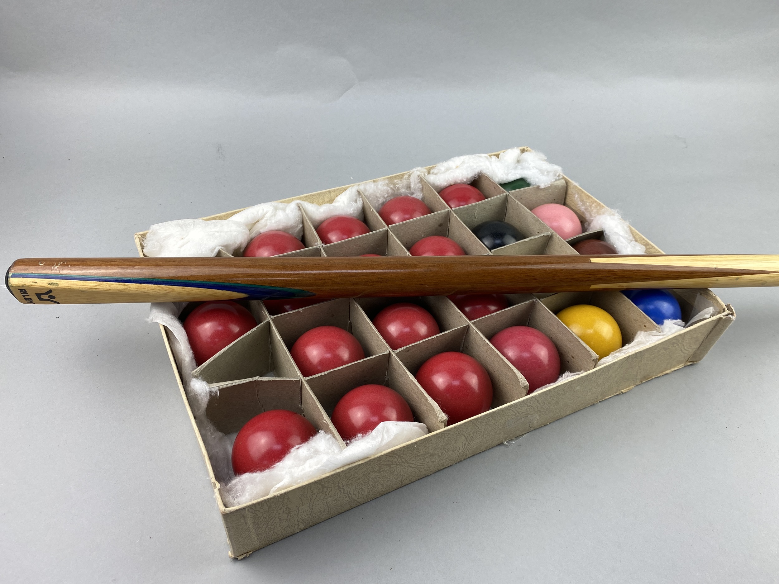 Lot 93 - A VINTAGE SET OF CRYSTALATE SNOOKER BALLS AND
