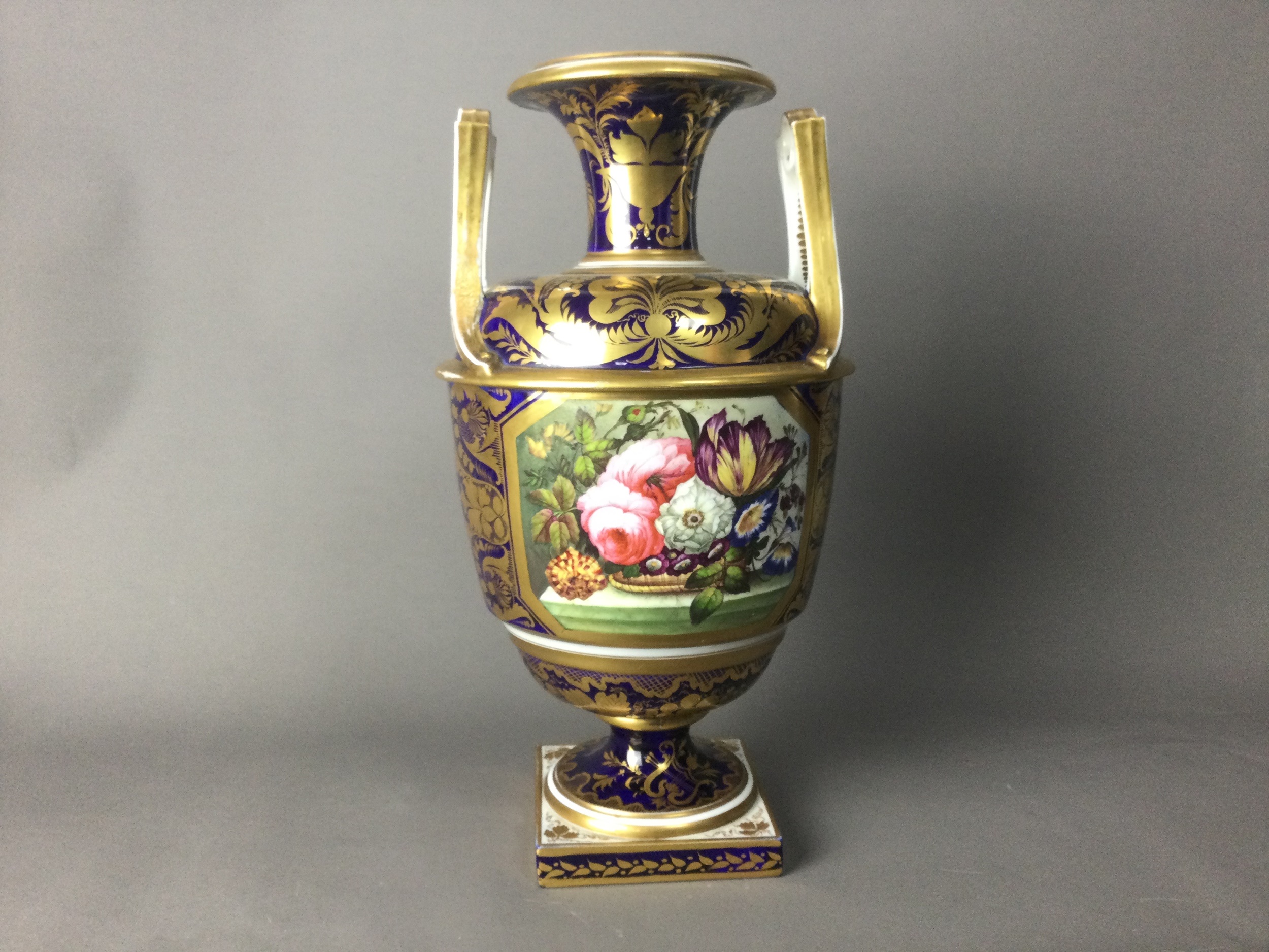 Lot 364 - AN EARLY 19TH CENTURY SPODE PORCELAIN VASE