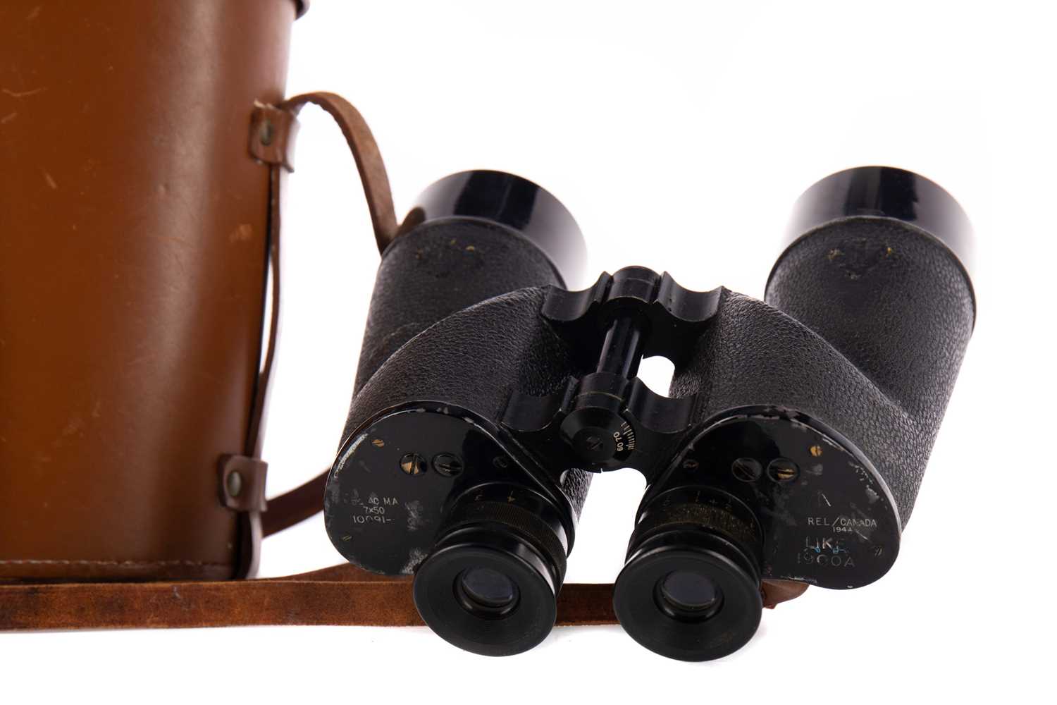 Lot 1417 - A PAIR OF MILITARY ISSUE FIELD GLASSES BY