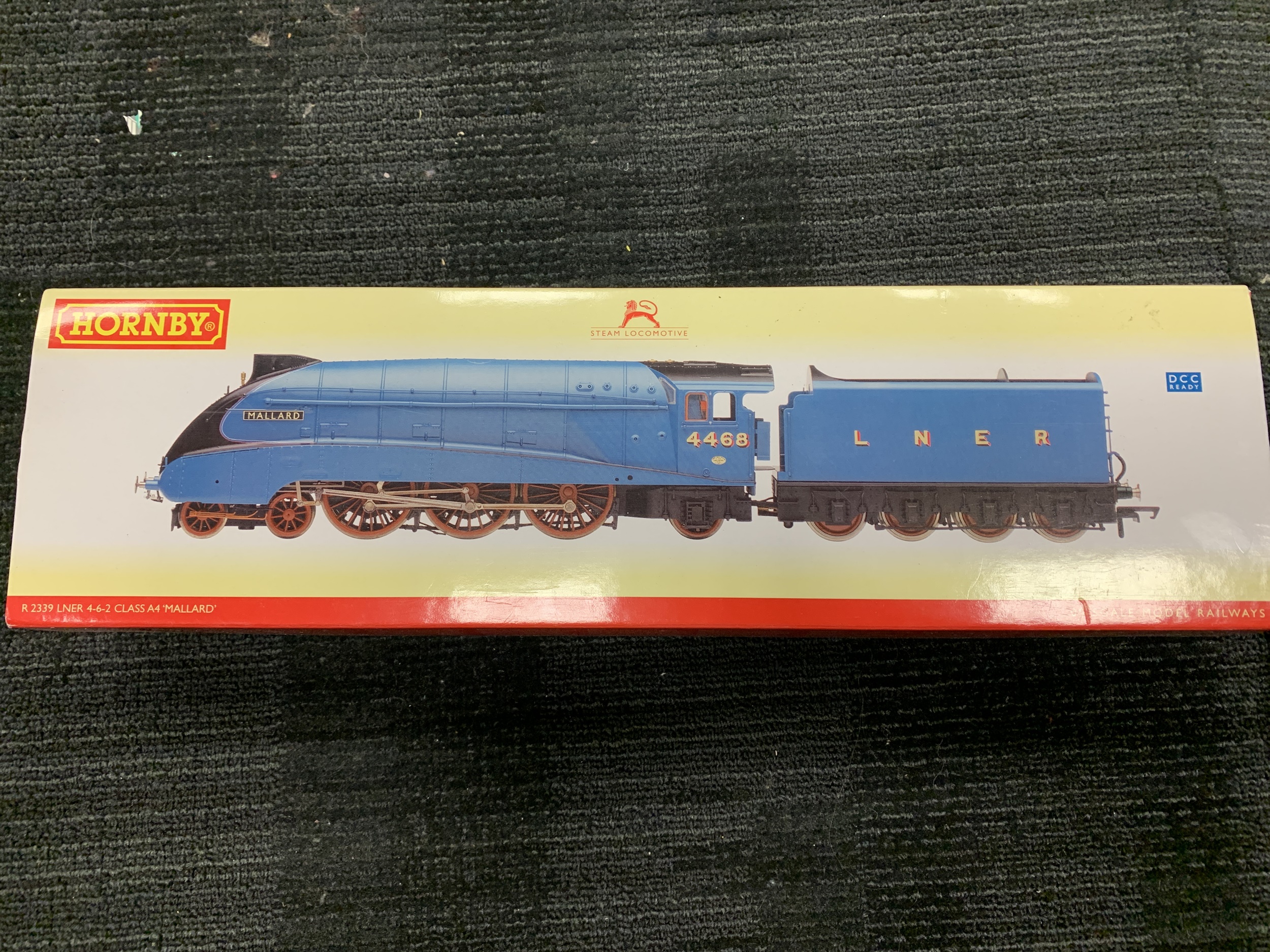 Lot 1051 - A HORNBY 4468 LNER 'MALLARD' LOCOMOTIVE AND