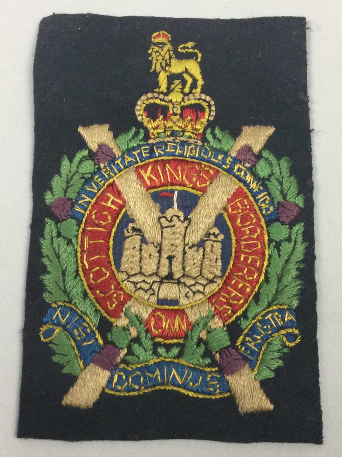 Lot 120 - AN RAF OFFICER'S CAP BADGE AND TWO PATCHES