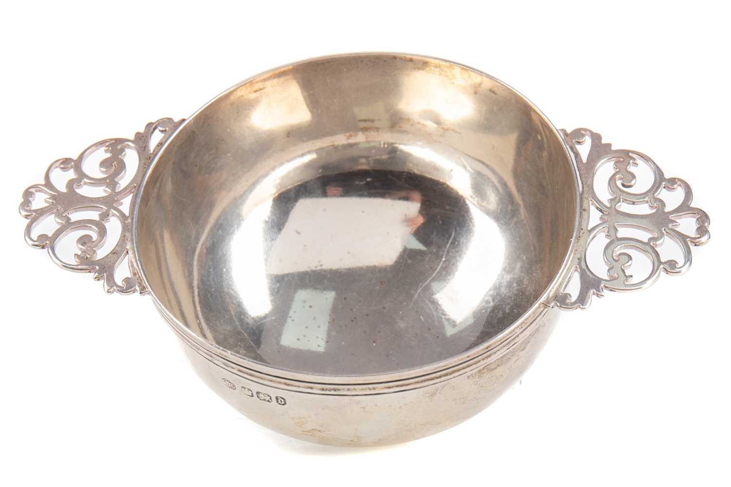 Lot 78 - A VICTORIAN SILVER QUAICH