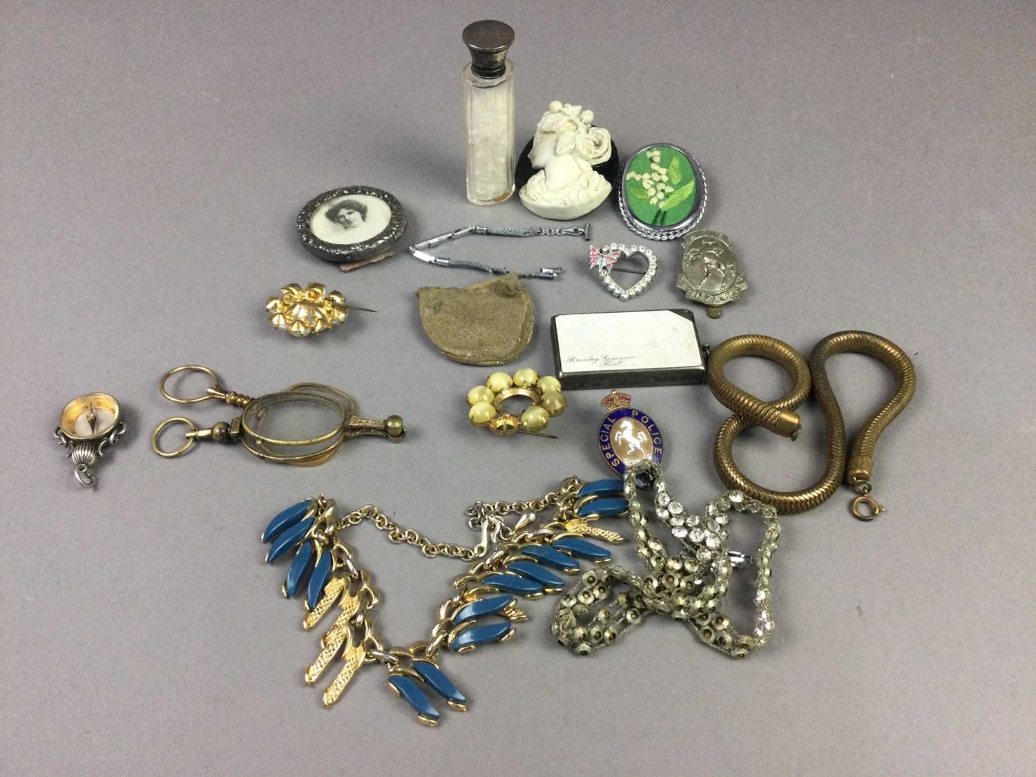 Lot 28 - A VICTORIAN SILVER VESTA CASE, A LORGNETTE,