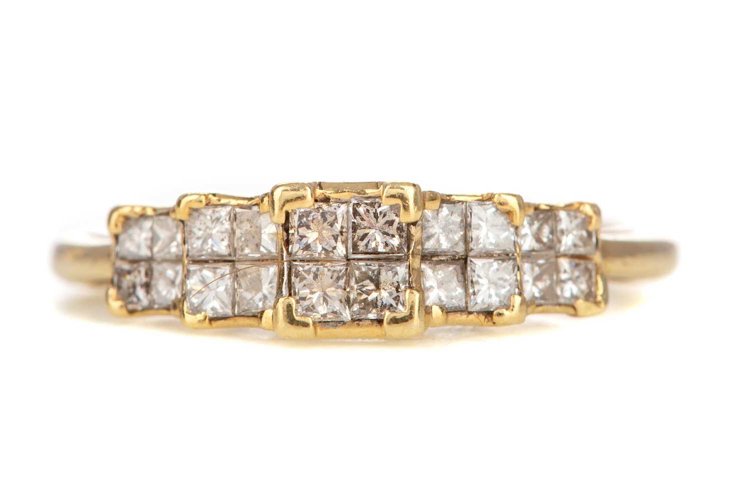Lot 511 - A DIAMOND TILE RING