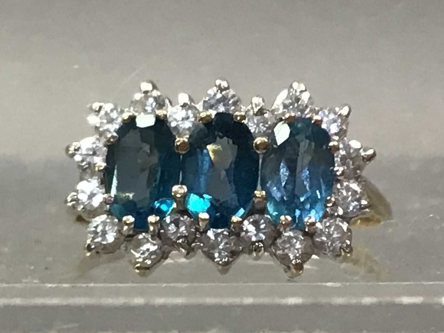 Lot 283 - NINE CARAT GOLD RING Lot 283 - NINE CARAT GOLD RING