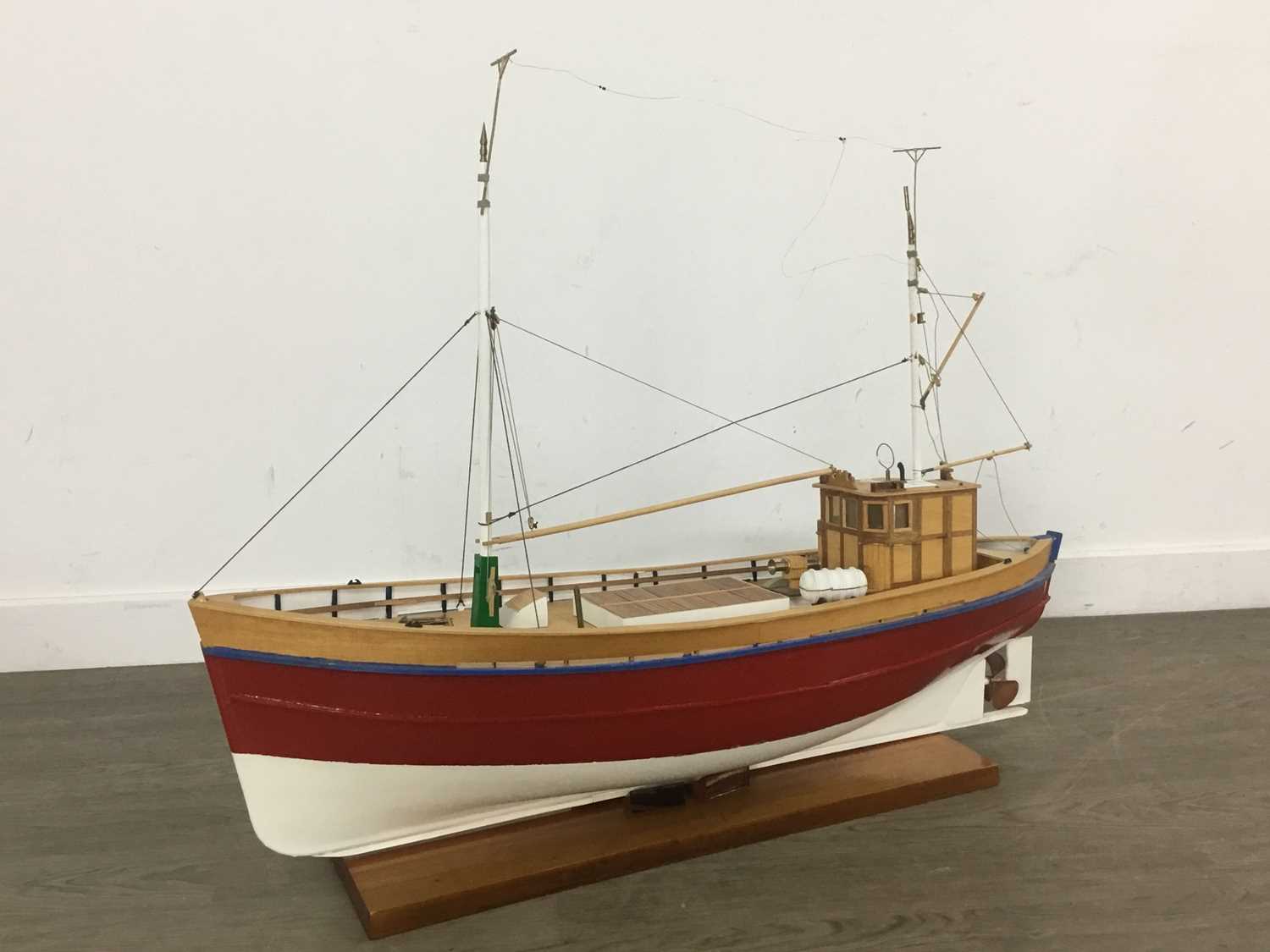 Lot 4 - SCRATCHBUILT MODEL BOAT,