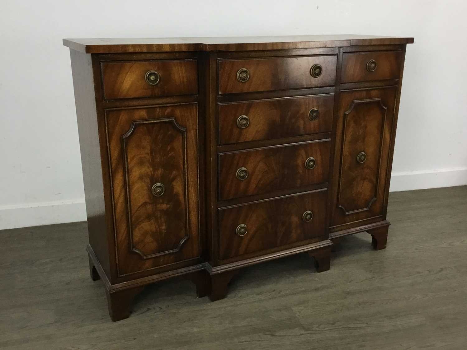 Lot 218 - REPRODUCTION GEORGIAN STYLE MAHOGANY