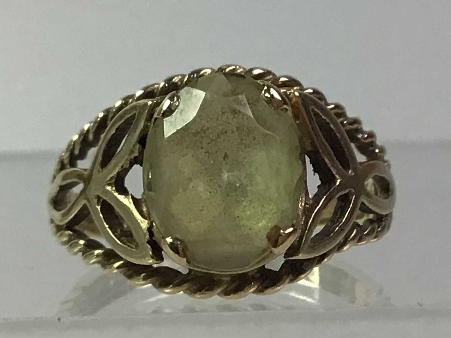 Lot 192 - NINE CARAT GOLD RING, Lot 192 - NINE CARAT GOLD RING,