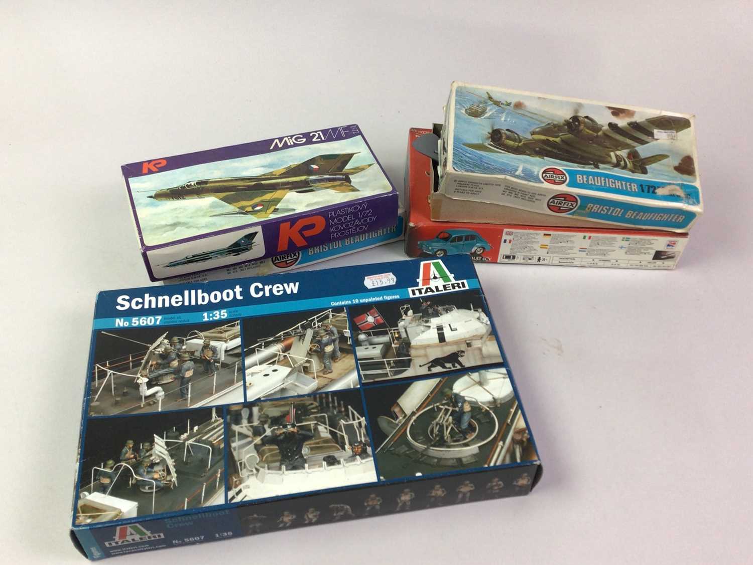 Lot 244 - COLLECTION OF MODEL KITS,