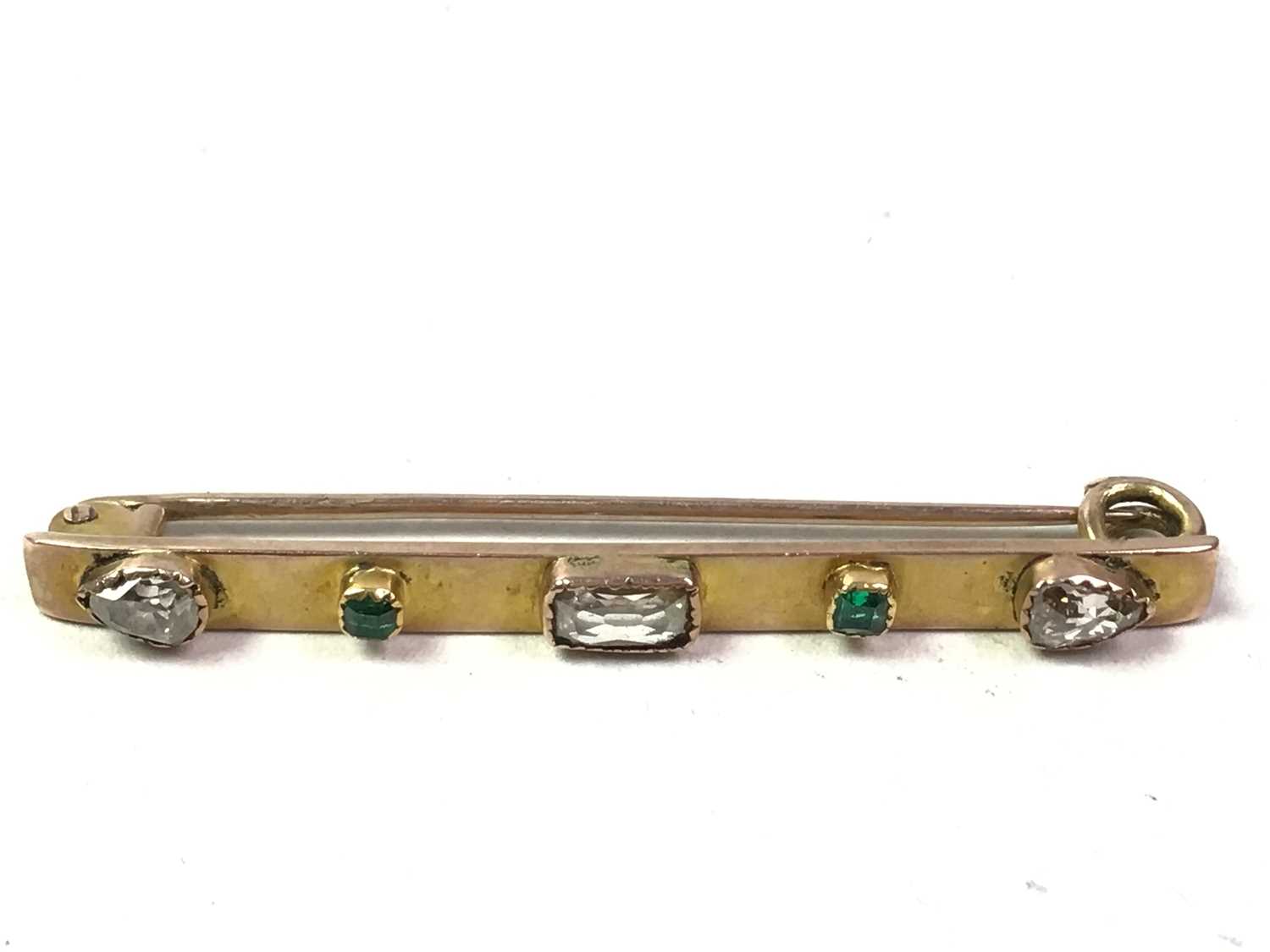 Lot 427 - NINE CARAT GOLD BAR BROOCH,