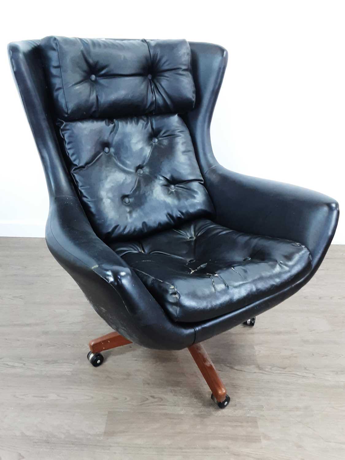Lot 782 - PAIR OF RETRO 'EGG' CHAIRS,