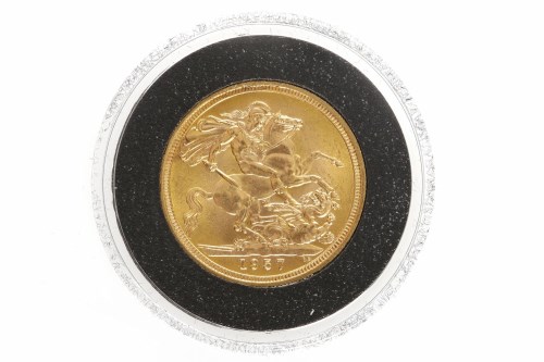 Lot 576 - GOLD SOVEREIGN DATED 1957 in capsule, not