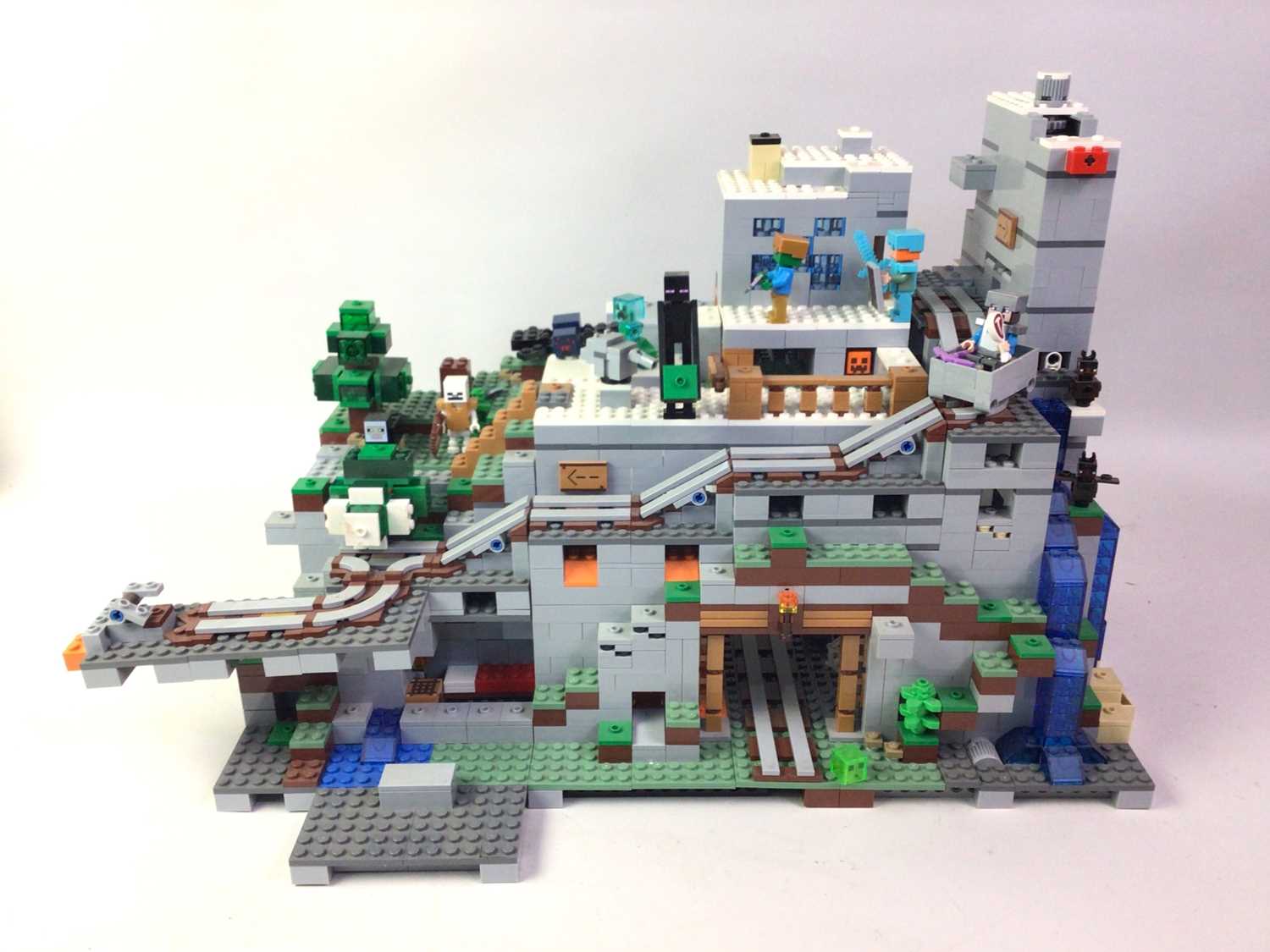 Lot 249 - LEGO MINECRAFT MOUNTAIN SETTING,