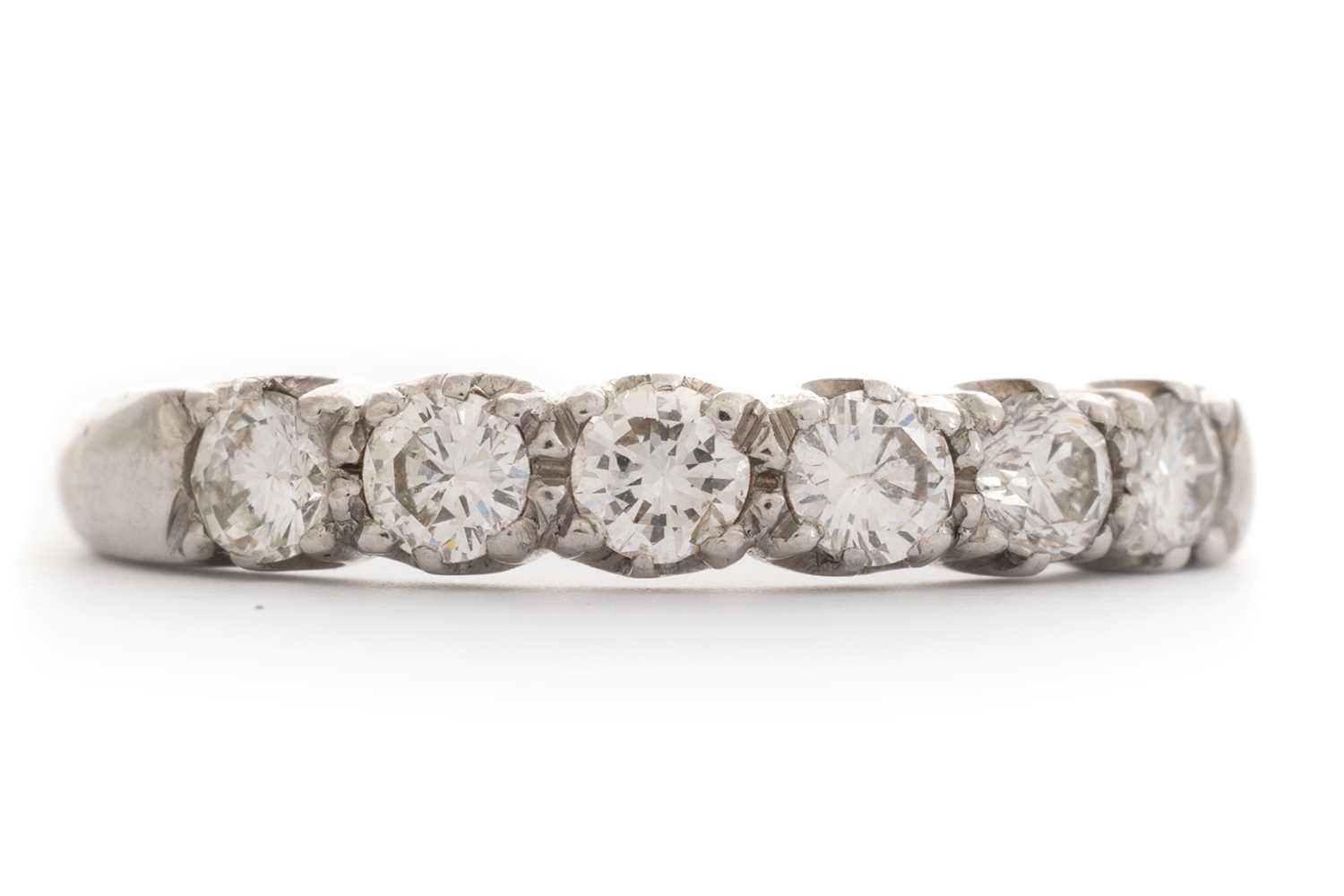 Lot 532 - DIAMOND SEVEN STONE RING,