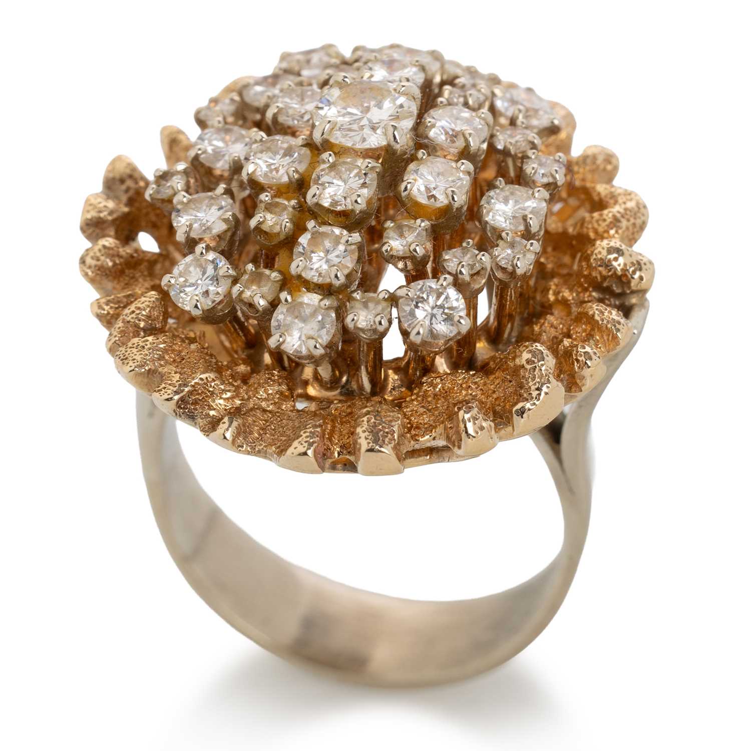 Lot 411 - LARGE DIAMOND CLUSTER RING,